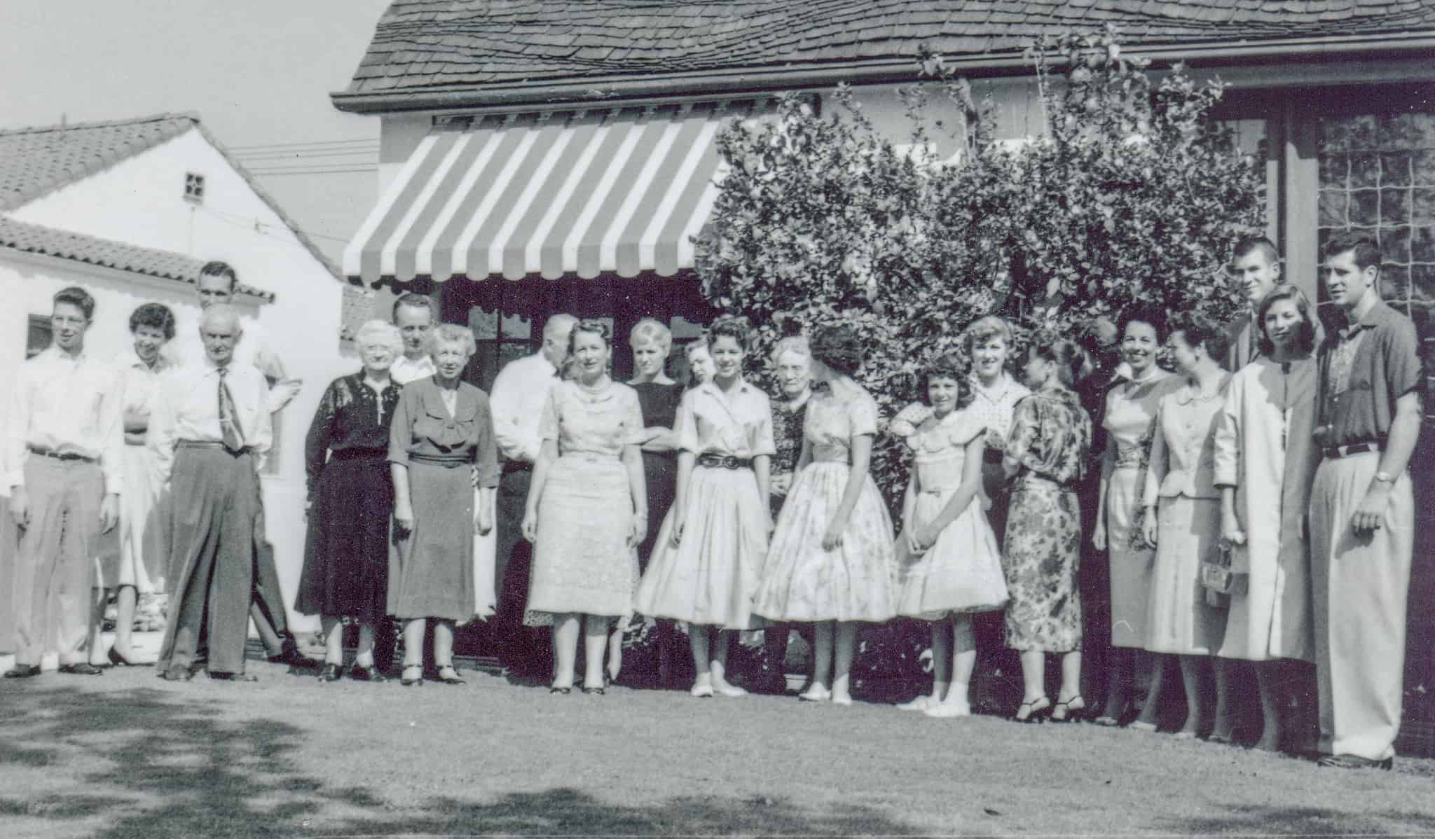 Upcoming Reunion? Here's How to Plan Your Family Group Photo